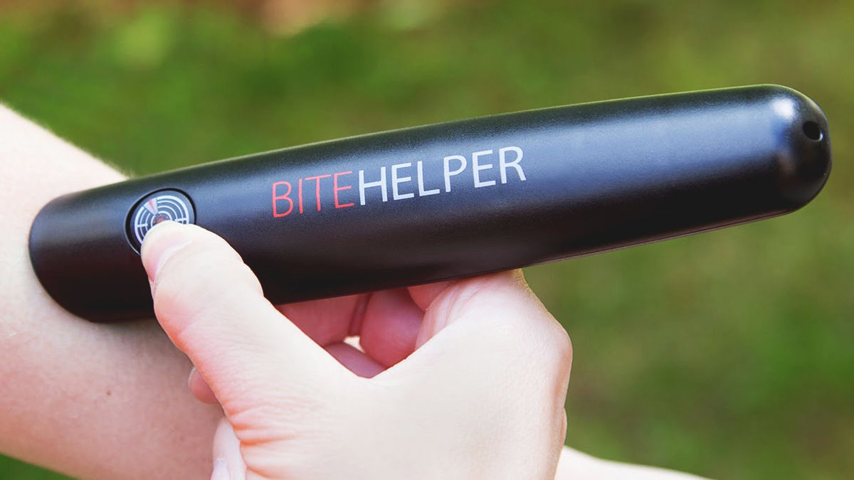 熱と振動でかゆみを撃退するデバイス「BITE HELPER」 | TABI LABO